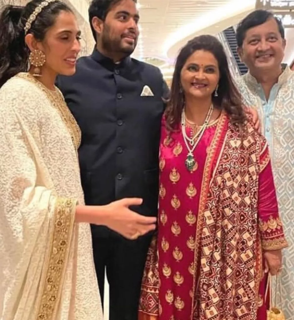 Dipti Salgaocar Stuns In A Baby Pink Attire By Abu Jani Sandeep Khosla ...