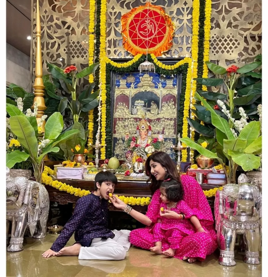 Shilpa Shetty Kundra's Daughter, Samisha Twins With Mommy In Matching ...