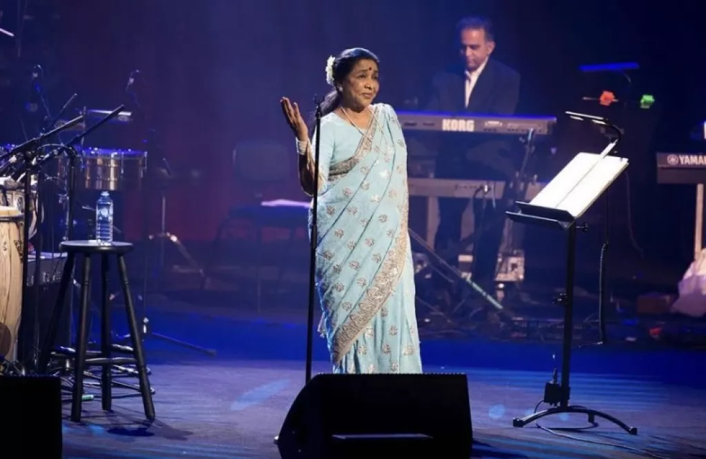 Asha Bhosle Raised Her Three Kids As A Single Mother After Divorce, Had ...
