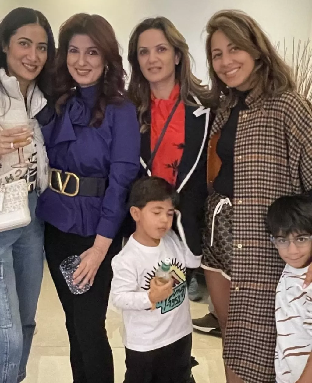 Akshay Kumar Takes His Daughter, Nitara For A Skateboard Ride In A Park ...