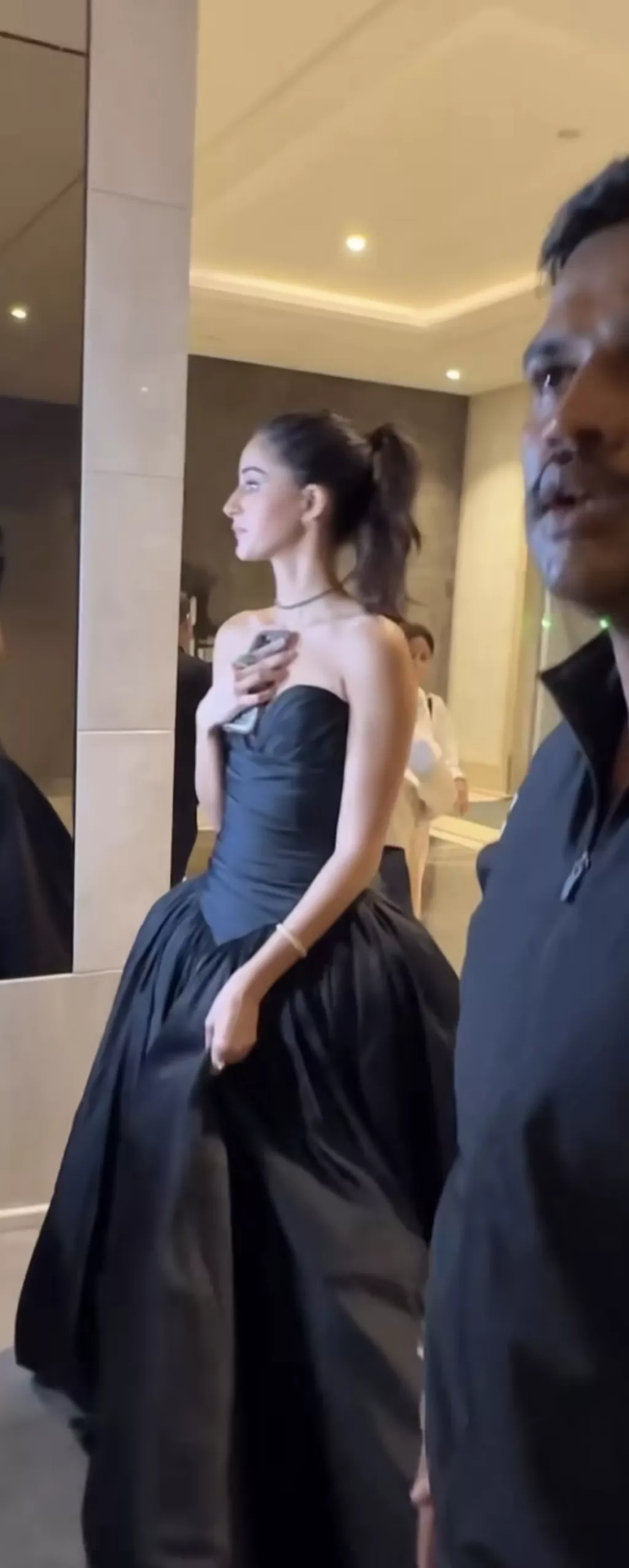 Ananya Panday Gets Uncomfortable As A Fan Touches Her Without Consent ...