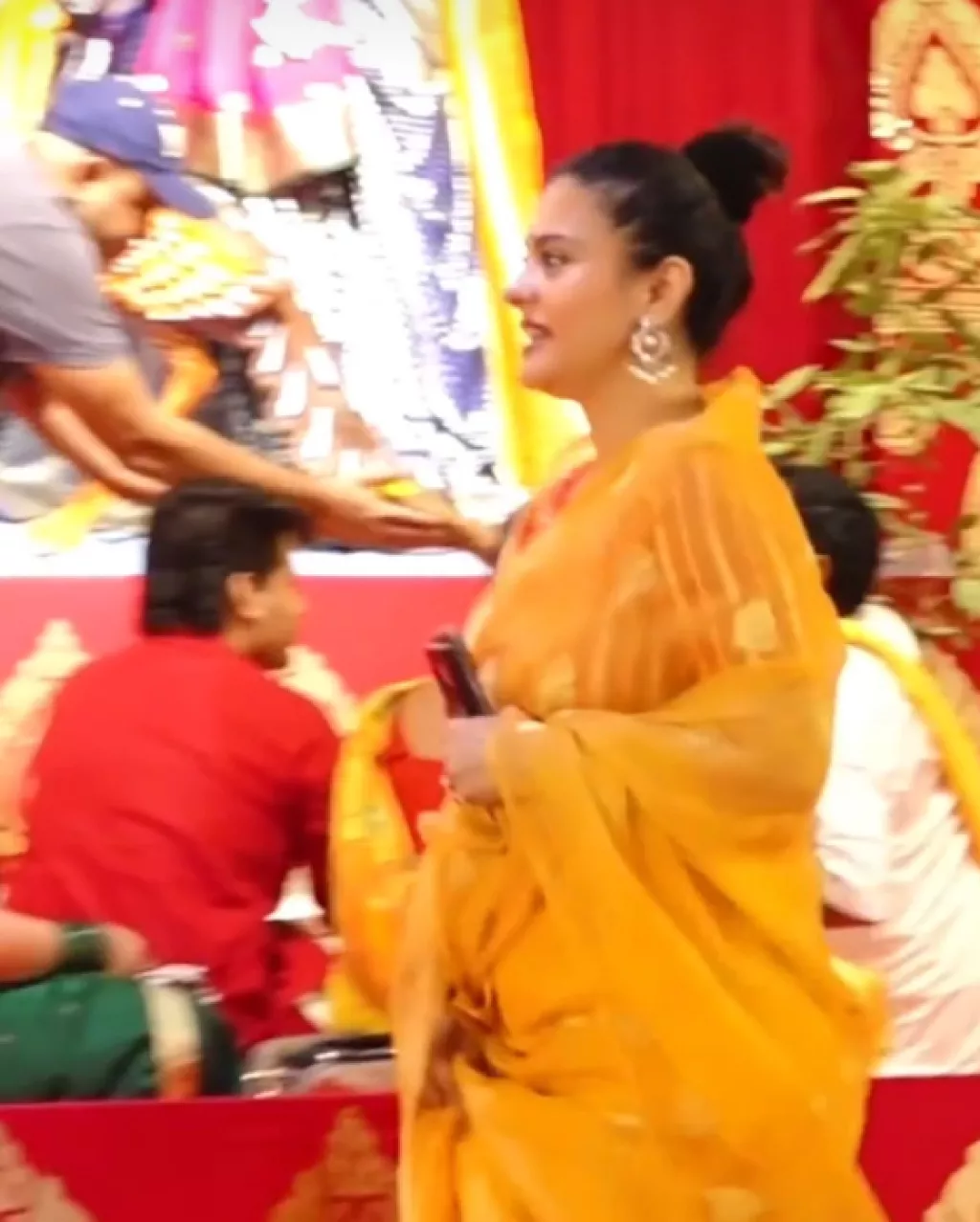 Kajol Seeks Blessings From Durga Maa At A 'Pandal', Flaunts Her 'Desi ...