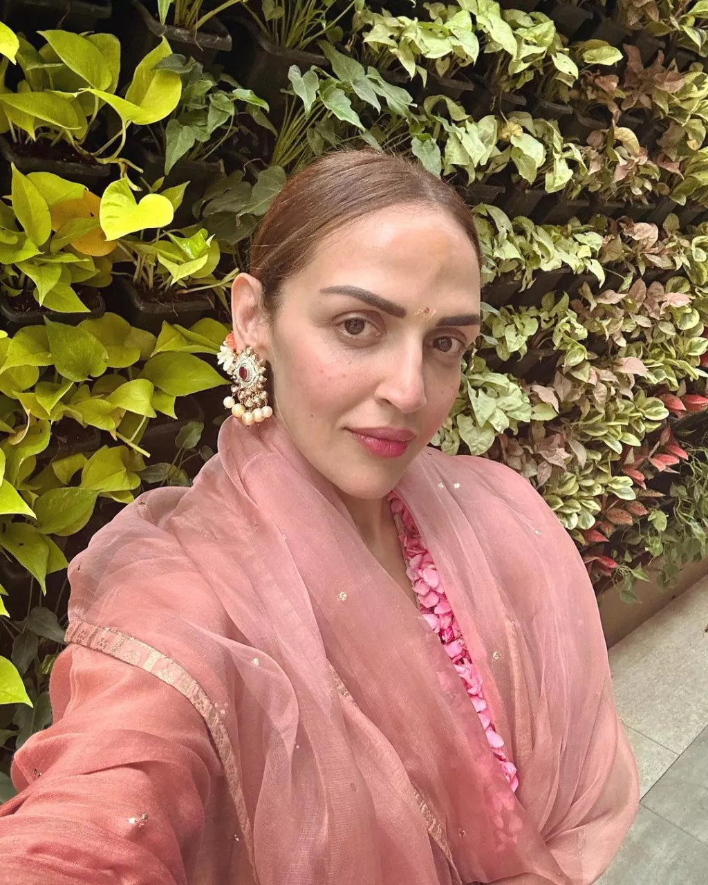 Diwali 23: Esha Deol Performs Puja With Daughters, Radhya-Miraya At Her ...