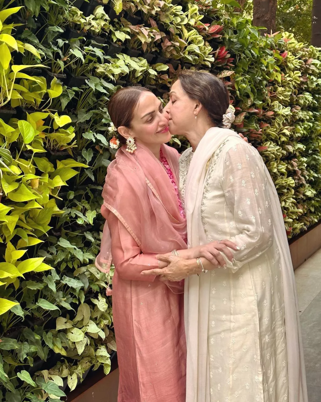 Esha Deol Celebrates Her Birthday With Daughters, Radhya-Miraya, Mommy ...