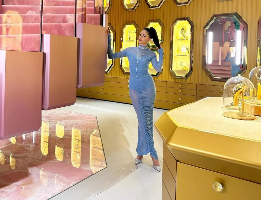 Ananya Panday Exudes Glam In A Sultry Dress As She Poses With Ashley ...