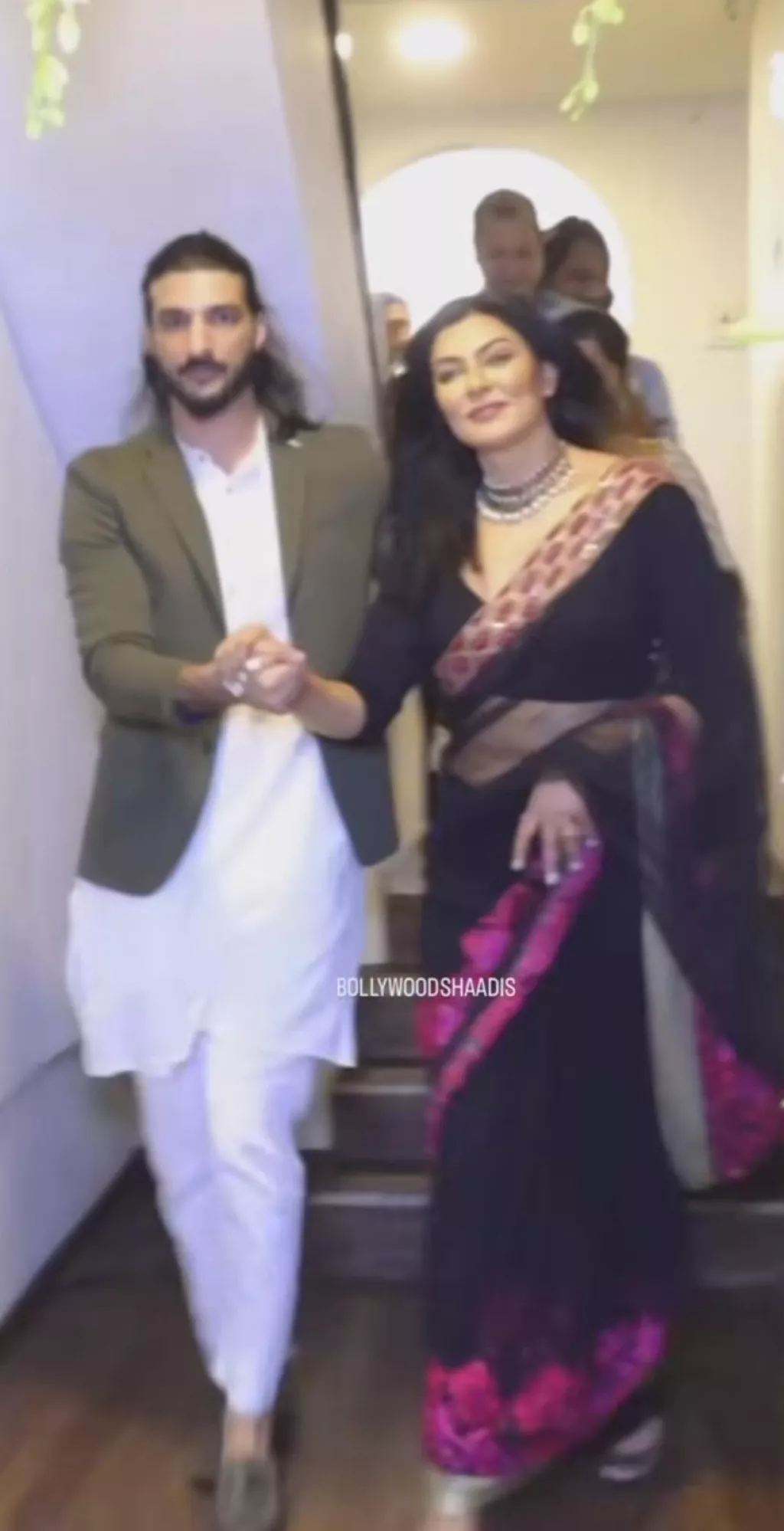 Sushmita Sen Gets Cosy With Rohman Shawl And Holds Hands While Striking ...