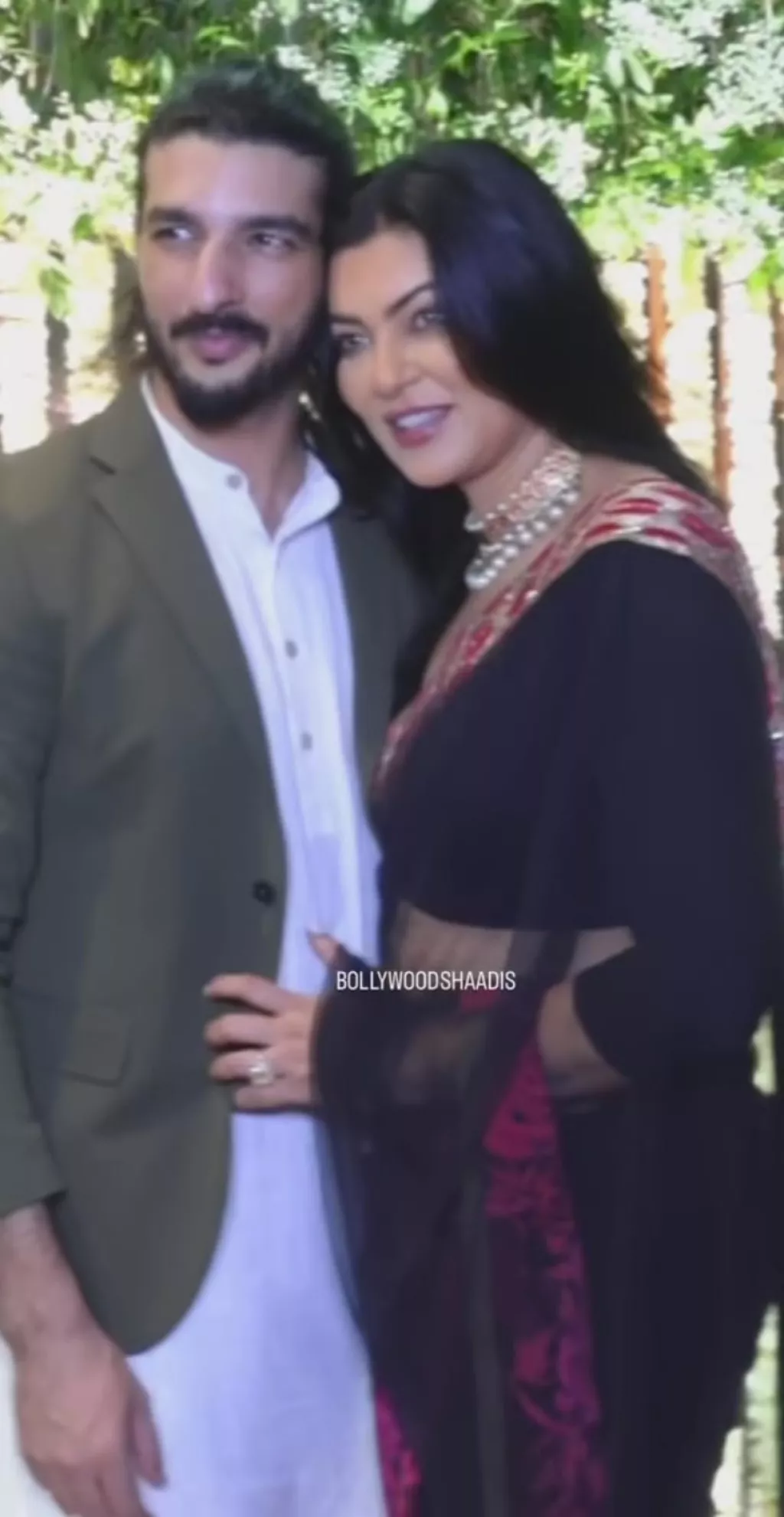 Sushmita Sen Gets Cosy With Rohman Shawl And Holds Hands While Striking ...