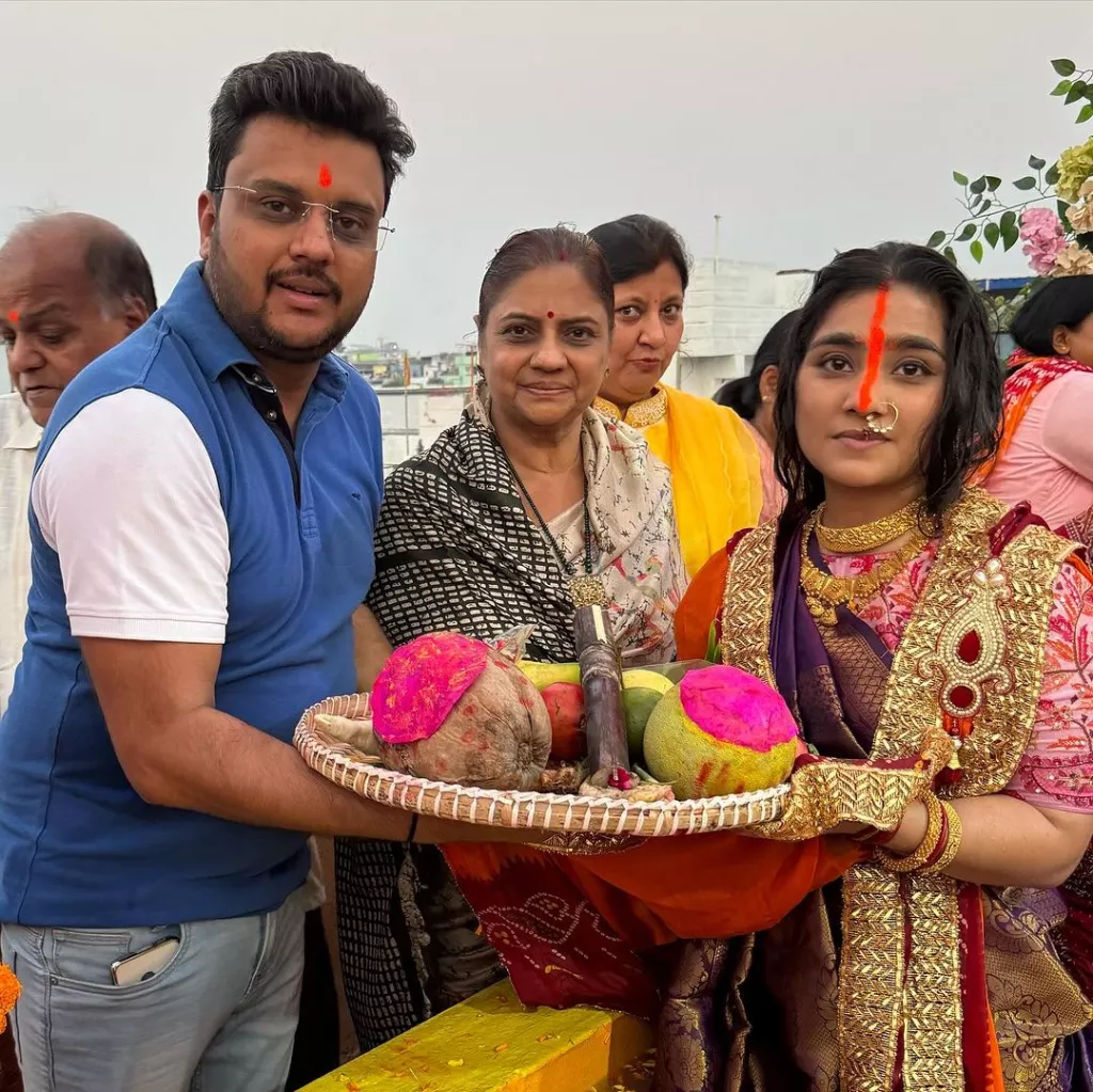 Neha Marda Flaunts Orange 'Sindoor' From Nose To Forehead As She ...