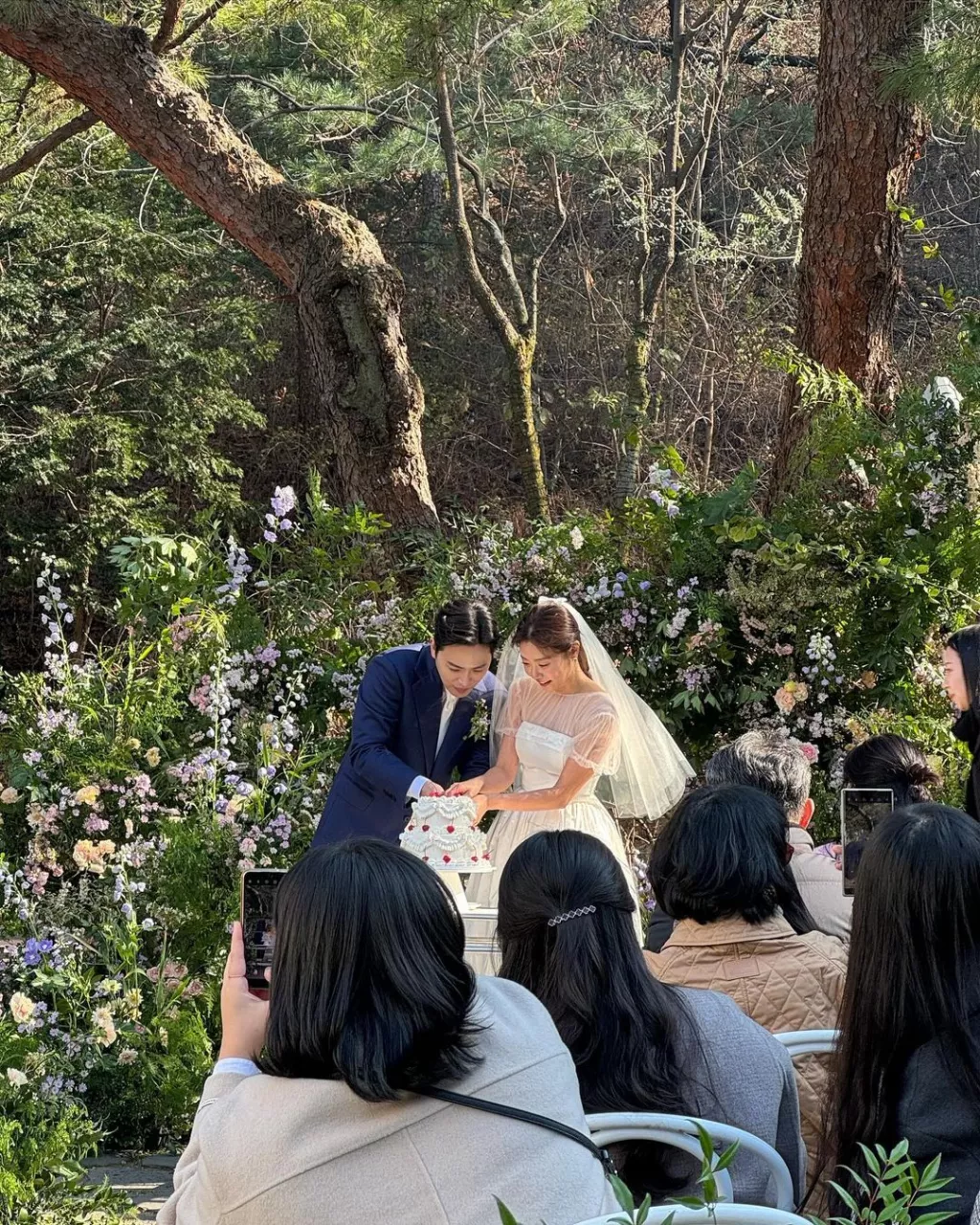 South Korean Songstress, Sojin And Actor, Lee Dong Ha Get Married In A ...
