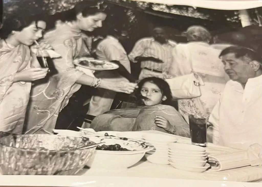 Kareena Kapoor Khan Hogs On Biryani In A Childhood Family Picture While ...