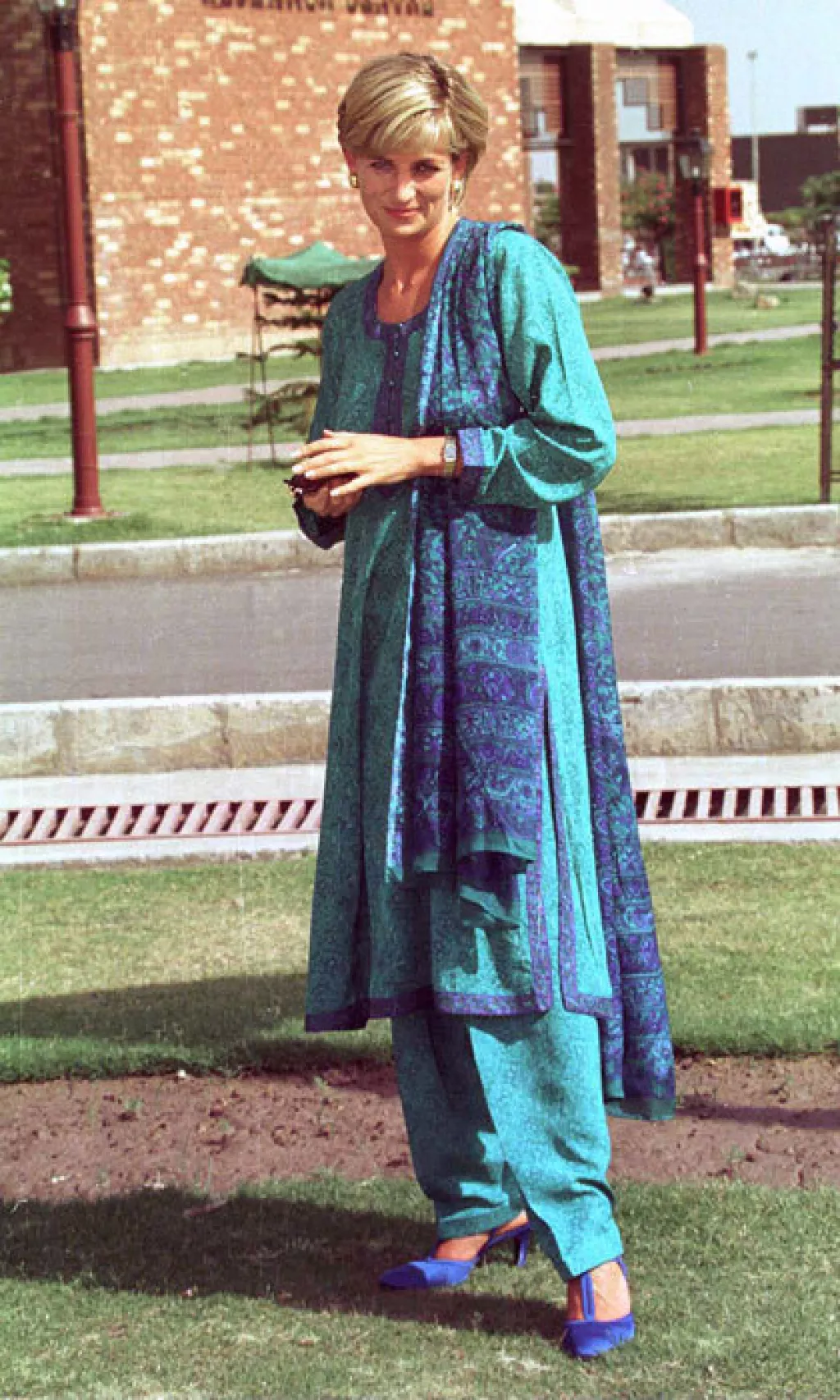 15 International Celebrities Who Wore Indian Designer Outfits: Kim ...
