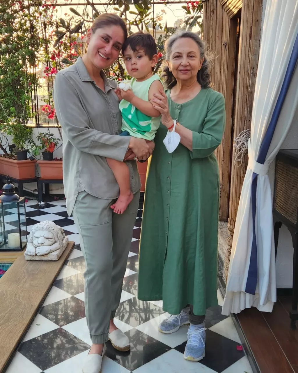 Kareena Kapoor Khan Twins In Green With 'Saasu-Maa' Sharmila Tagore ...