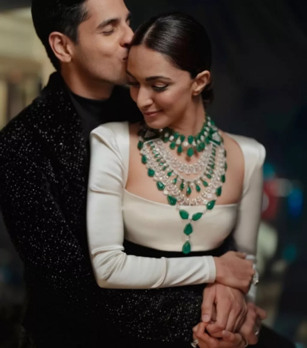 Sidharth Malhotra Kisses Wifey, Kiara Advani At Their Reception, Fans Say 'Most Beautiful Couple'