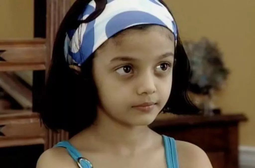 Child Actor Of 'Baa Bahoo Aur Baby', Swini Khara Gets Engaged, Stuns In A Feather Adorned Pink Dress