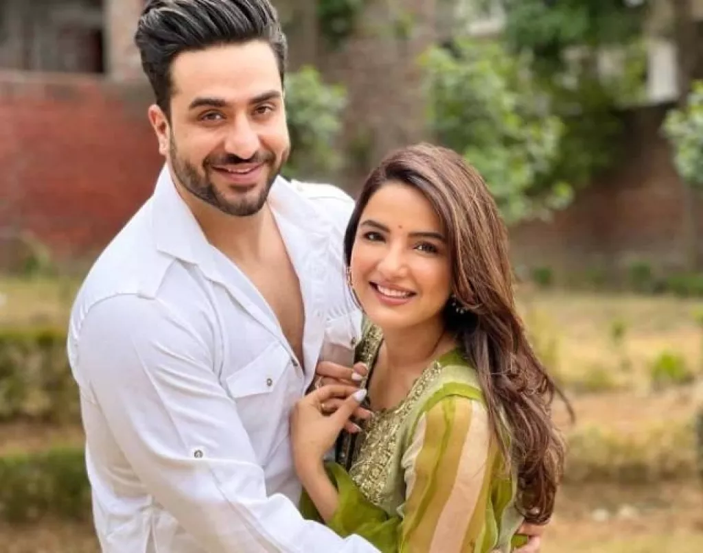 Jasmin Bhasin And Aly Goni Show Off Their Punjabi Dance Moves At Krishna Mukherjee's 'Mehendi'