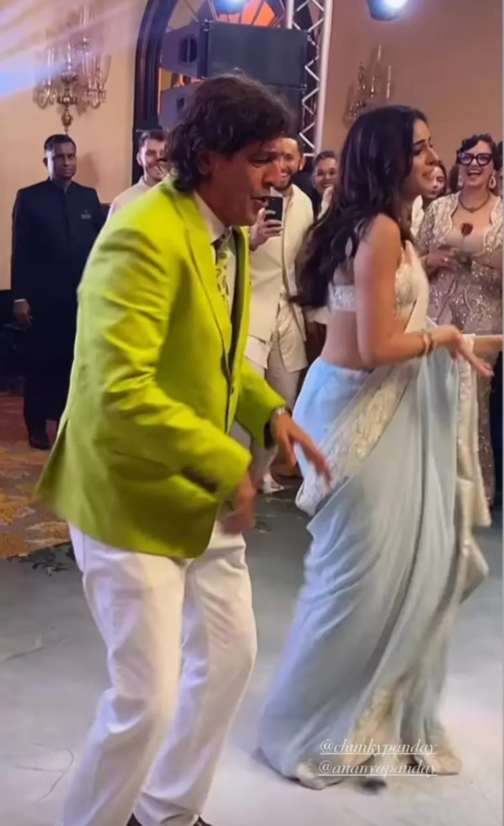 Ananya Panday Dances 'Saat Samundar Paar' With Her Dad, Chunky Panday ...
