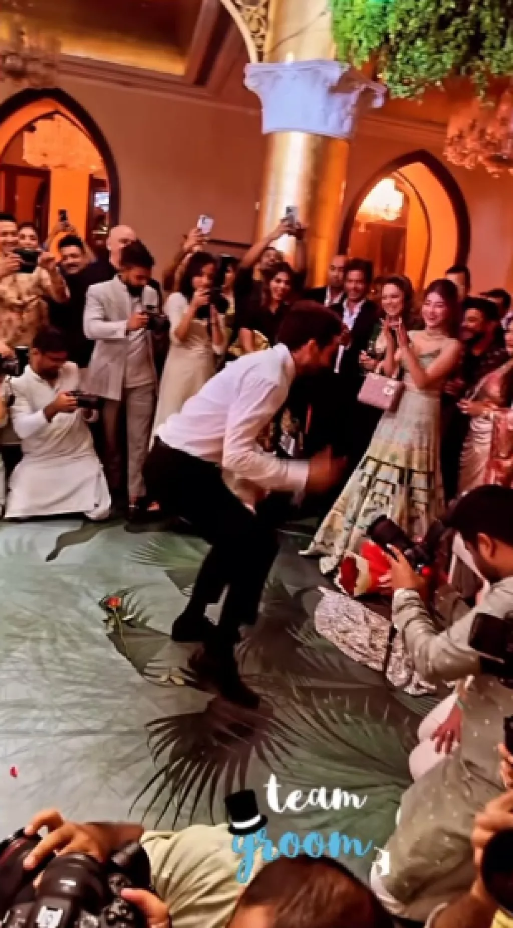 Shah Rukh Khan And Gauri's Reaction To Ahaan Panday-Karan Mehta Dancing ...