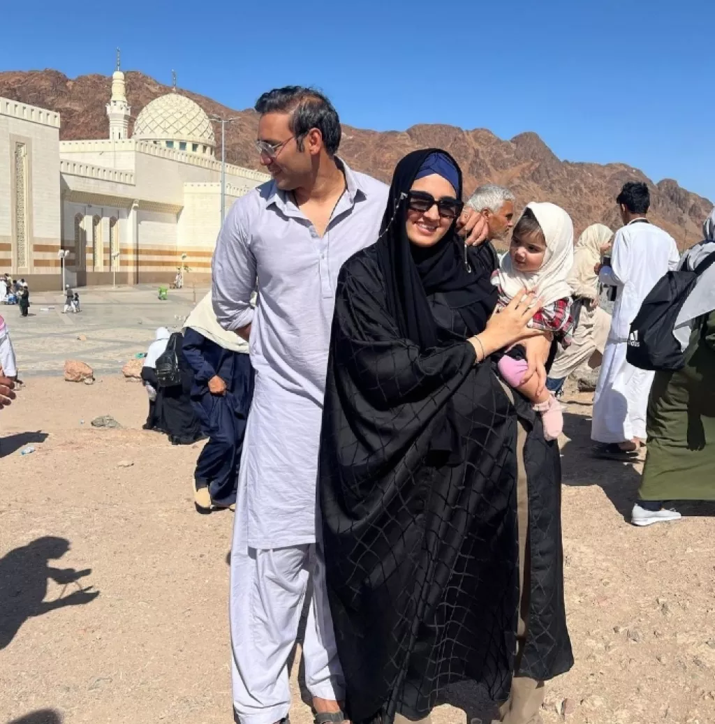 Anam Mirza Drops Pics From Her First Umrah With Daughter, Dua, Baby ...