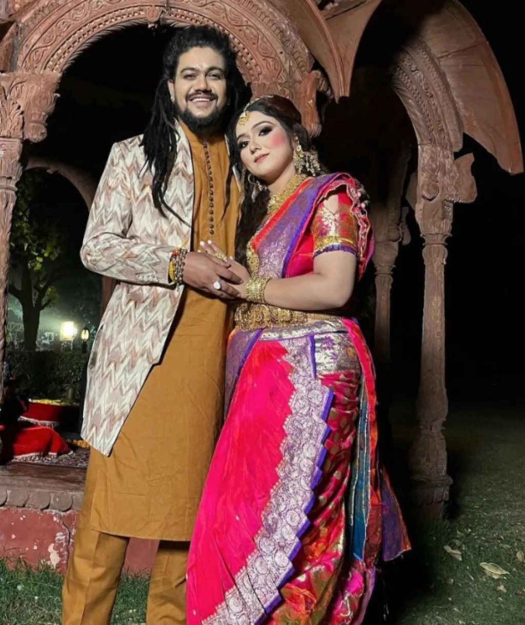 'Bhajan' Singer, Hansraj Raghuwanshi Gets Engaged To Komal Saklani ...