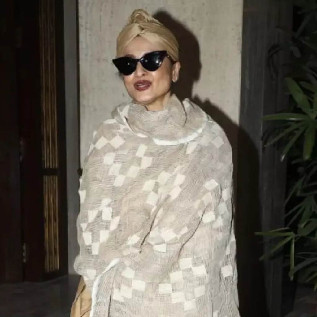 Fashion Icon, Rekha Brings Back Her 90s Head Wrap Look As She Visits ...