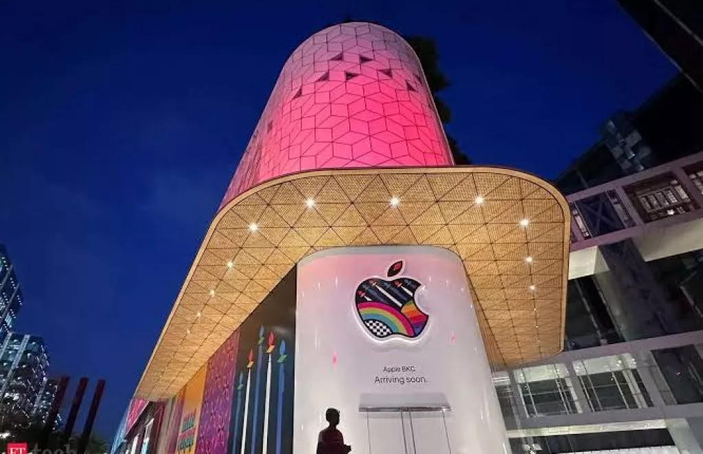 Akash Ambani-Isha Bid Adieu To Tim Cook, Post Reports Of Apple Paying ...