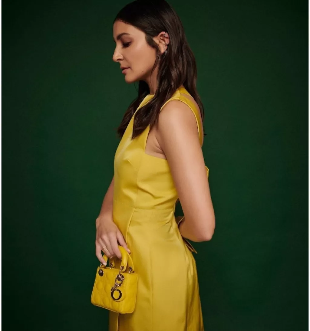 12 Divas Who Carried Uniquely Shaped Handbags: From Sonam's Pumpkin To ...