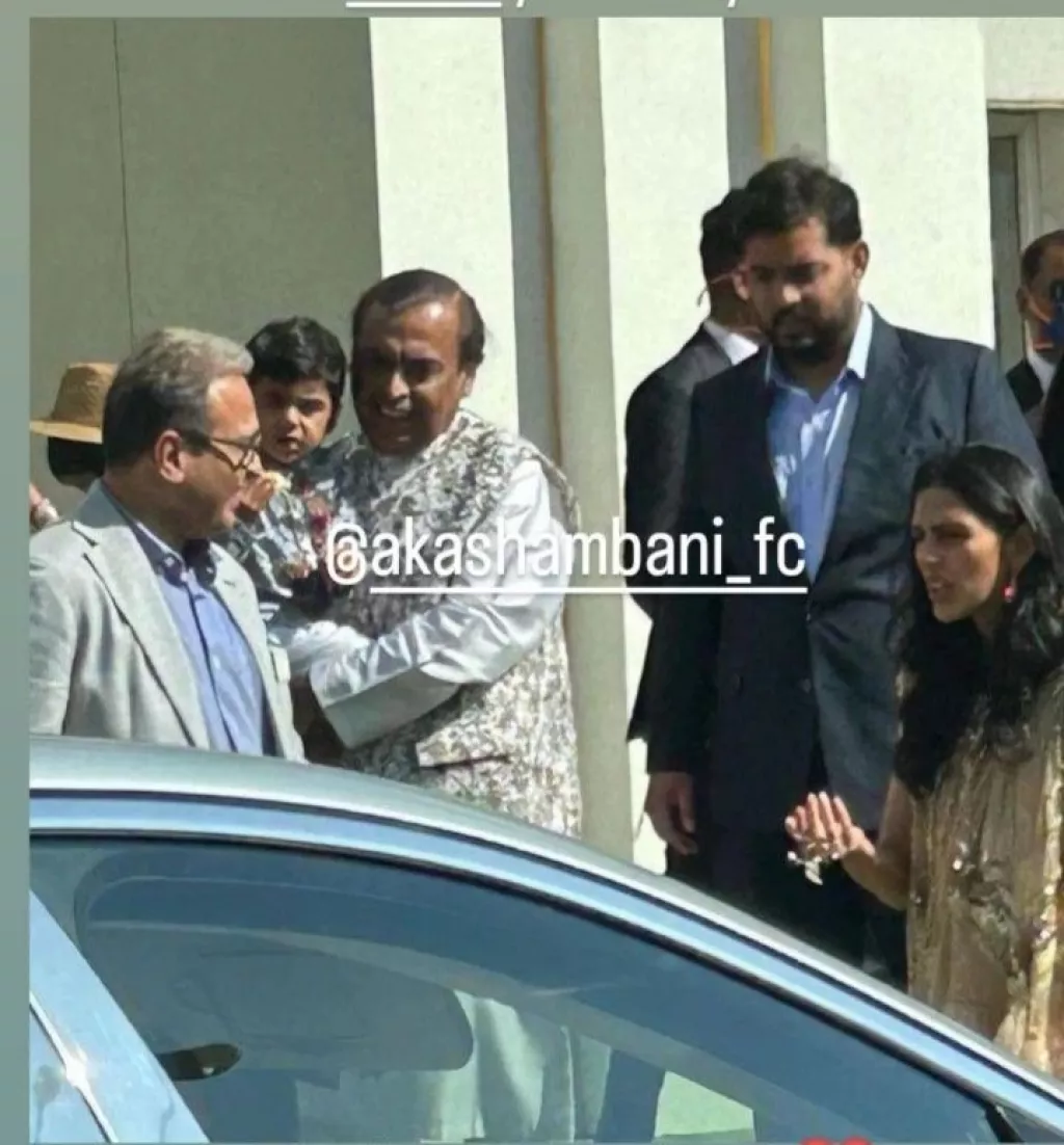 Prithvi Akash Ambani Twins With 'Dadu' Mukesh Ambani In Ivory 'Kurta ...
