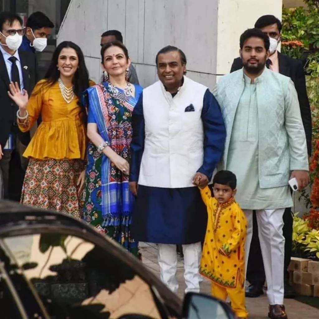 Prithvi Akash Ambani Twins With 'Dadu' Mukesh Ambani In Ivory 'Kurta ...