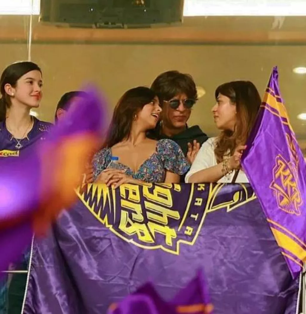 Shah Rukh Khan Celebrates KKR's Win Against RCB With His Girl Gang ...