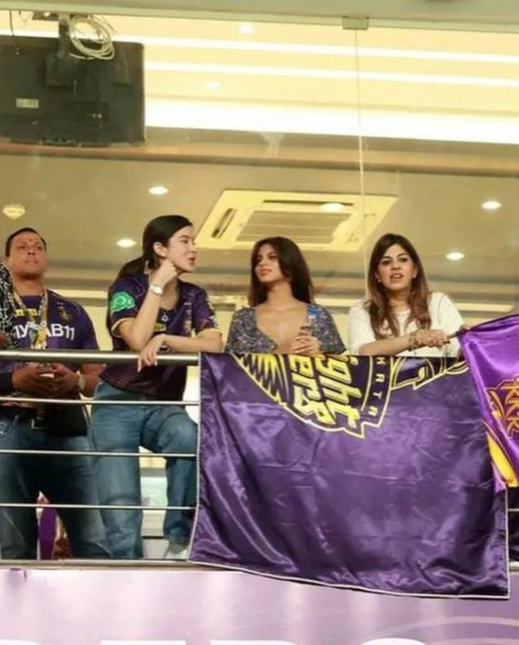 Shah Rukh Khan Celebrates KKR's Win Against RCB With His Girl Gang ...