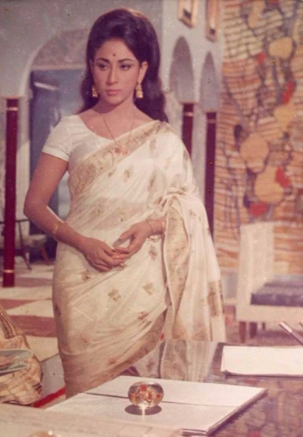Mala Sinha's Life, How She Managed Her Silver Screen Presence Along ...