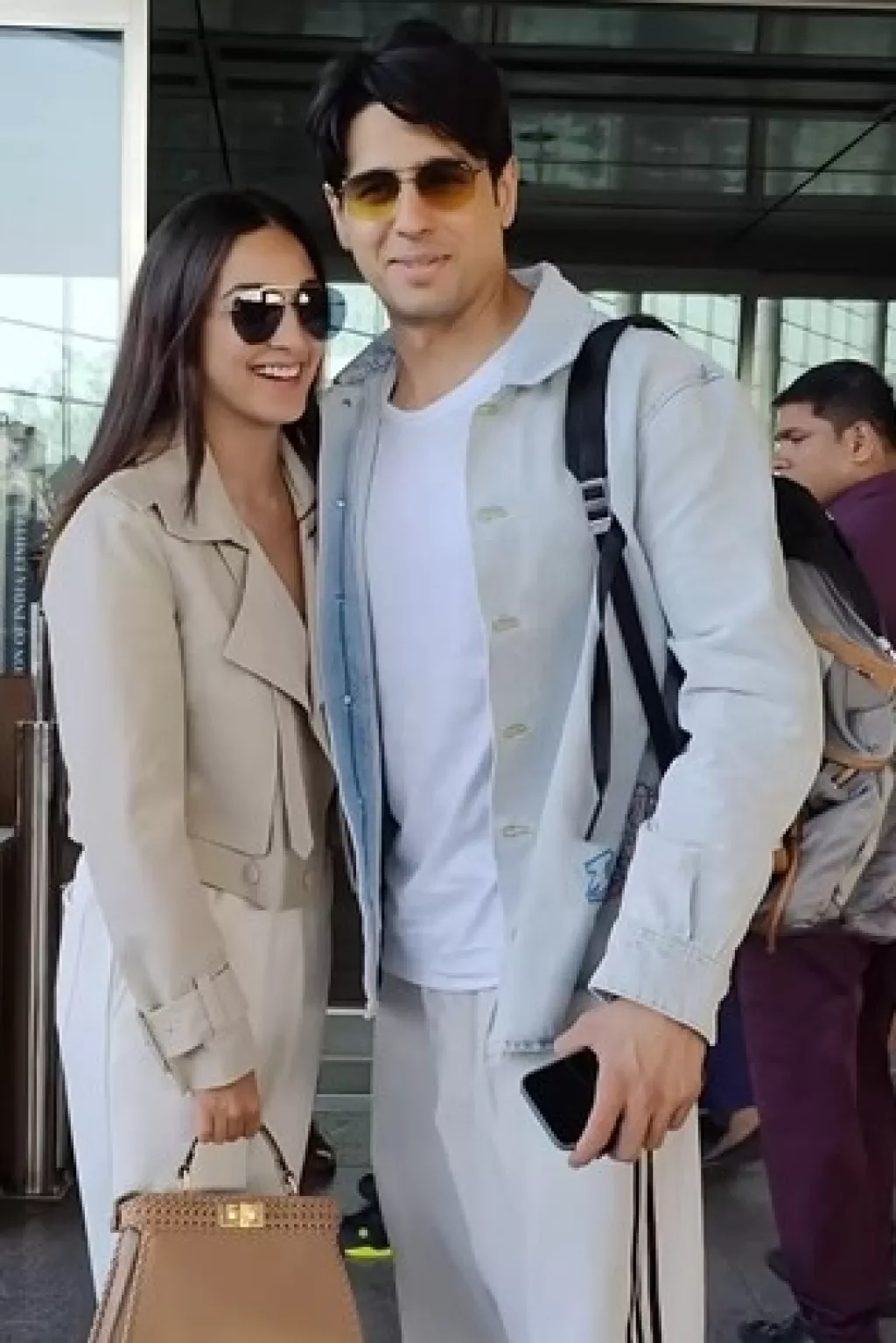 Sidharth Malhotra Returns To Mumbai With Kiara, Looks Dapper In New ...
