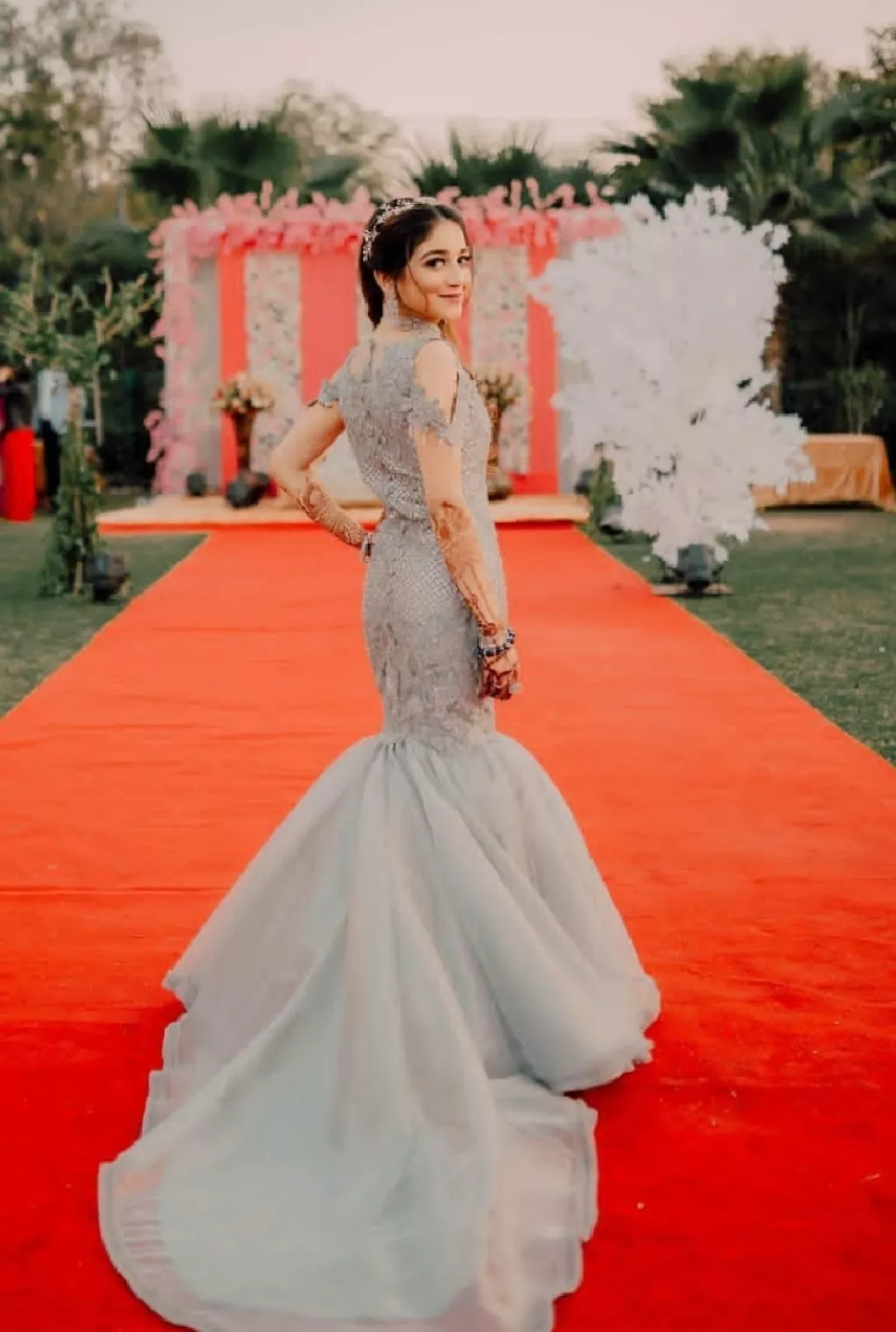 15 Brides Who Wore Fishtail Outfits On Their Special Day: From Sequin ...