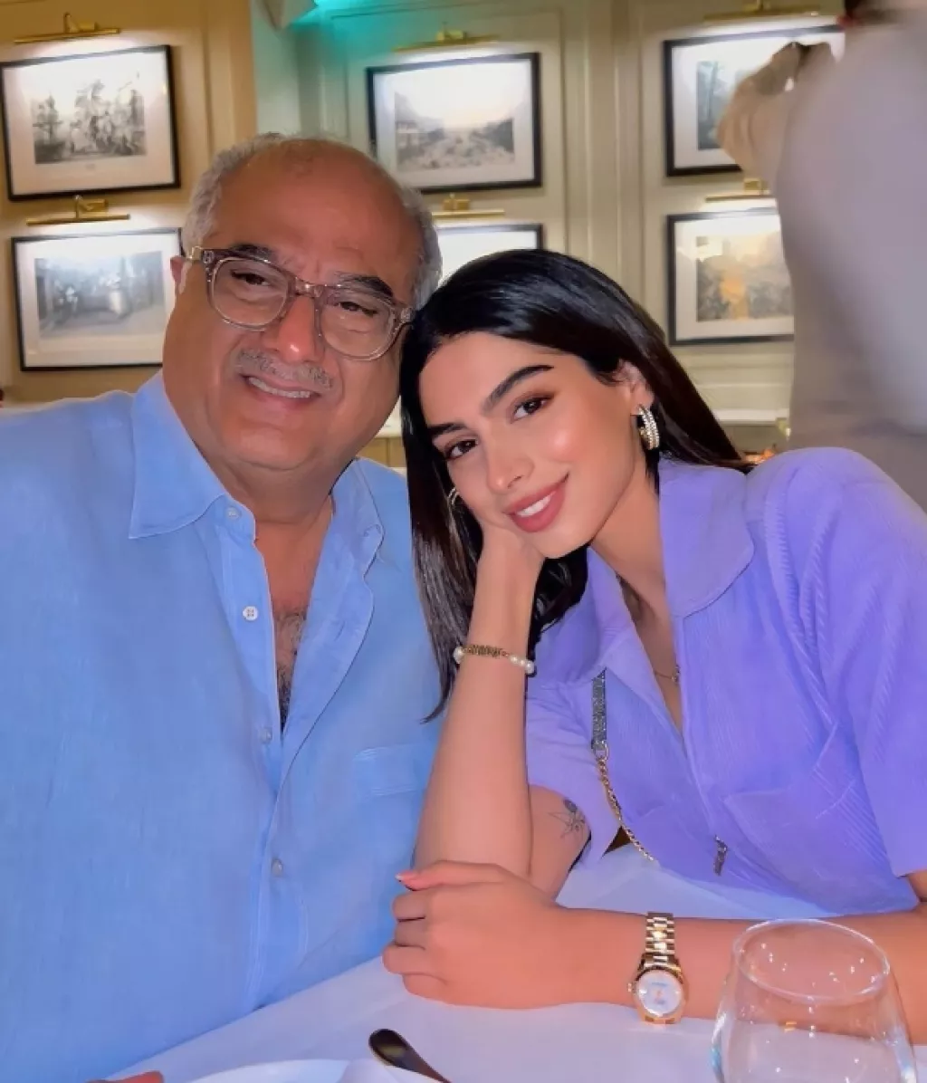 Boney Kapoor Drops Picture With Daughters, Janhvi And Khushi As They ...