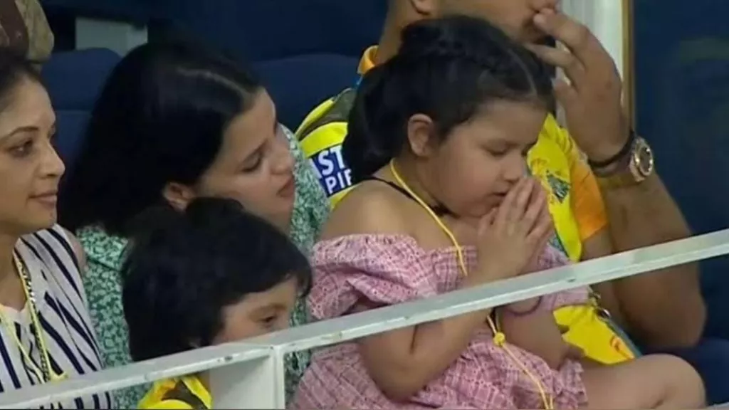 MS Dhoni Spends Time With His Daughter, Ziva Singh Dhoni, Who Looks All ...