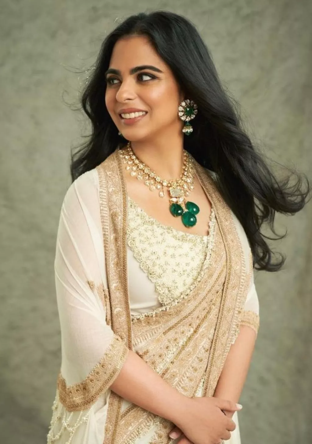 Isha Ambani Wore Her Mom, Nita Ambani's Diamond Emerald Necklace At The ...