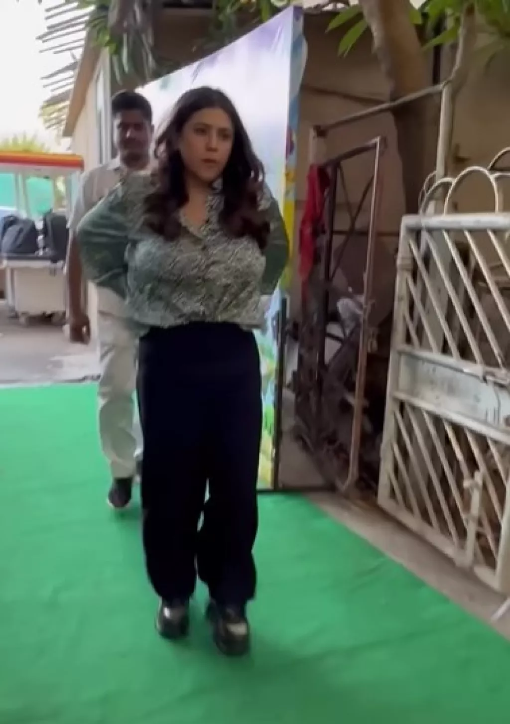 Ekta Kapoor Wears An Uncomfortable Dress, Keeps Adjusting It, Netizen ...