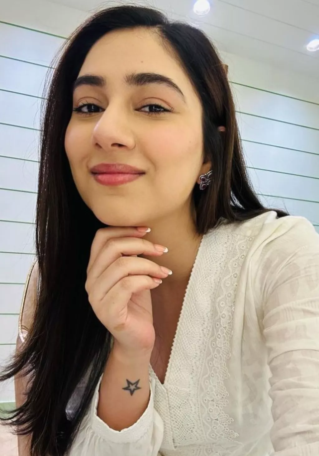 Mom-To-Be, Disha Parmar Flaunts Her Baby Bump In Gym Wear As She Sweats ...