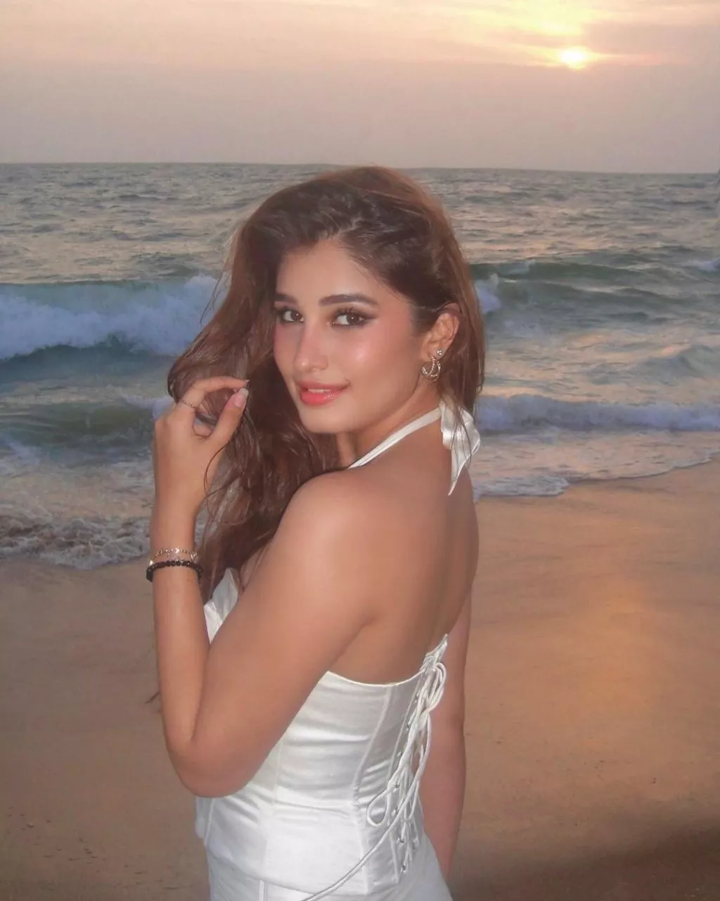 Rasha Thadani Drops Surreal Pics From Beach Vacation, Looks Angelic In ...