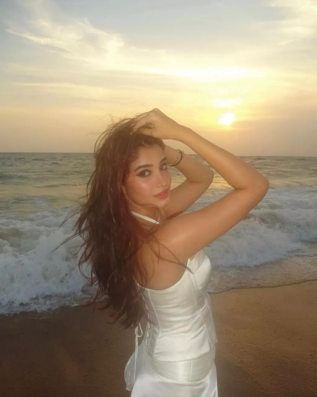 Rasha Thadani Drops Surreal Pics From Beach Vacation, Looks Angelic In ...