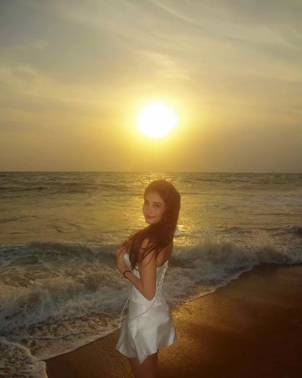 Rasha Thadani Drops Surreal Pics From Beach Vacation, Looks Angelic In ...