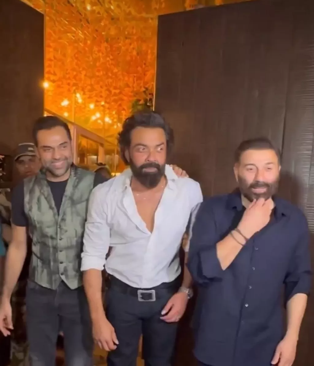 Sunny Deol Poses With Brothers, Bobby And Abhay At His Son, Karan Deol ...