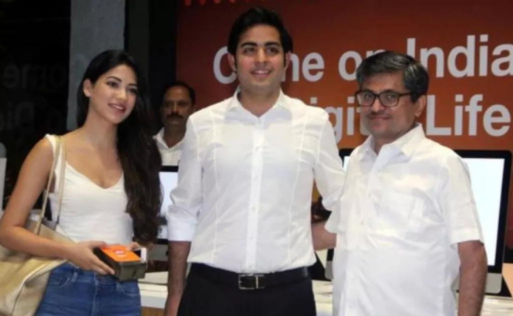 Mukesh Ambani Gave Rs. 1500 Crores As A Gift To His Special Employee ...