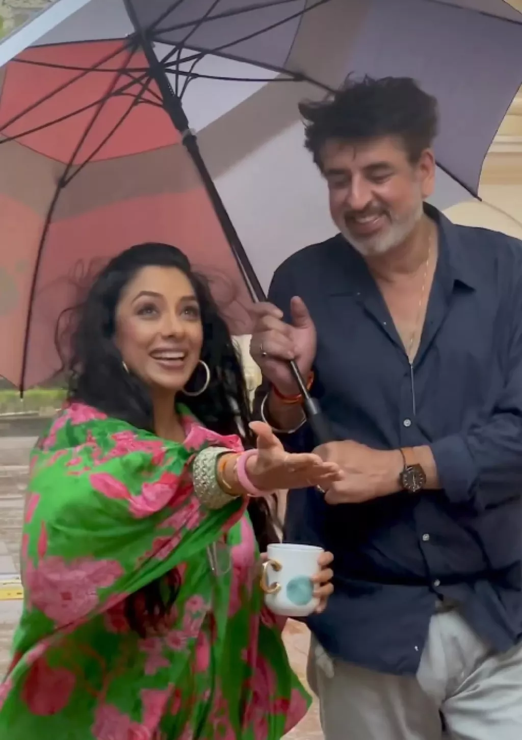 'Anupamaa' Fame, Rupali Ganguly Romances Husband, Ashwin In Rain, Fans ...