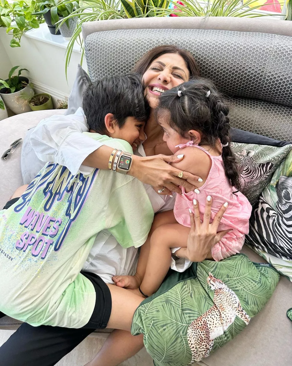 Shilpa Shetty Reunites With Her Kids, Viaan And Samisha In London, Gets ...