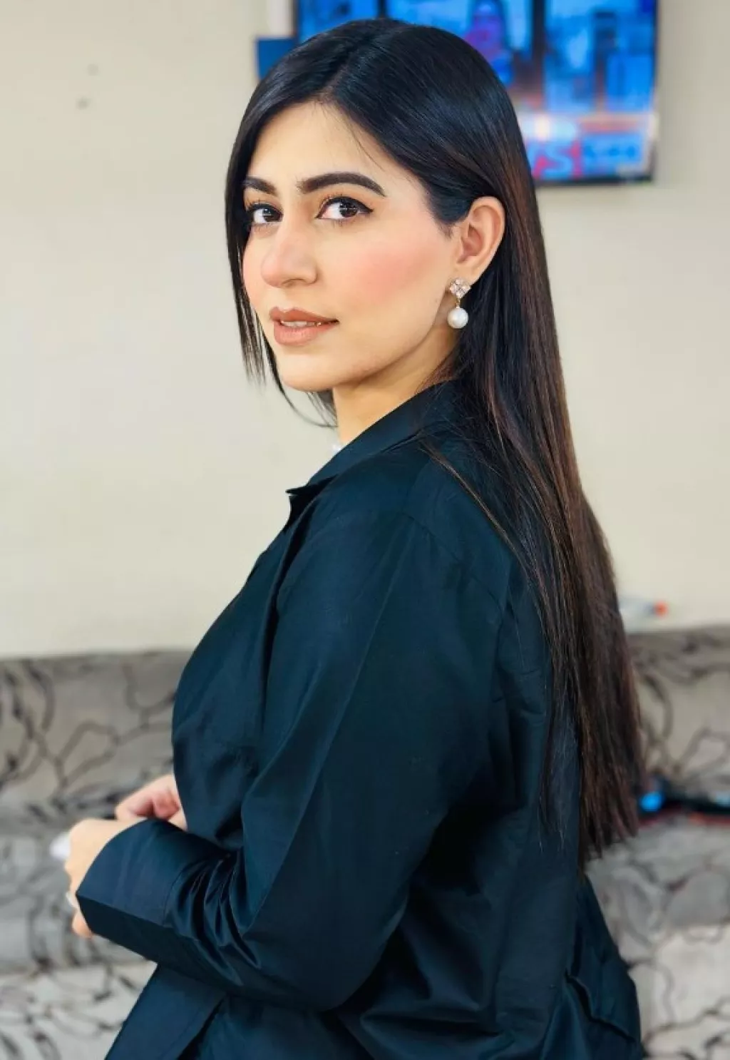 12 Stunning Pakistani Female News Anchors, Who Added Glamour To ...