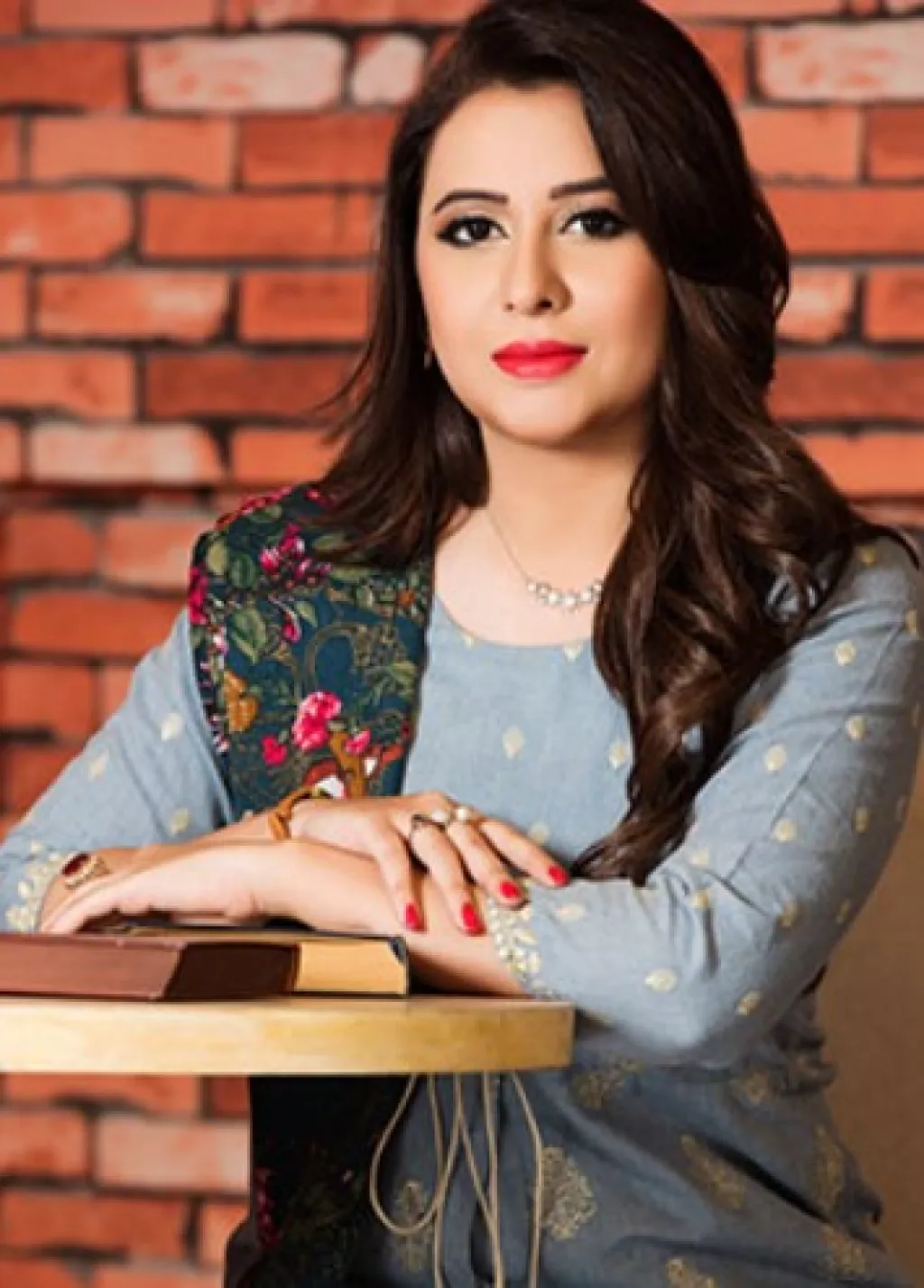 12 Stunning Pakistani Female News Anchors, Who Added Glamour To ...