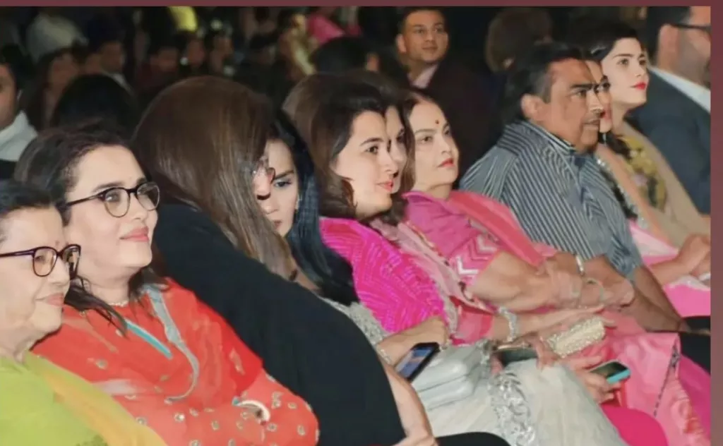Isha Ambani Grabs Father, Mukesh Ambani's Hand In The Crowd, Internet ...