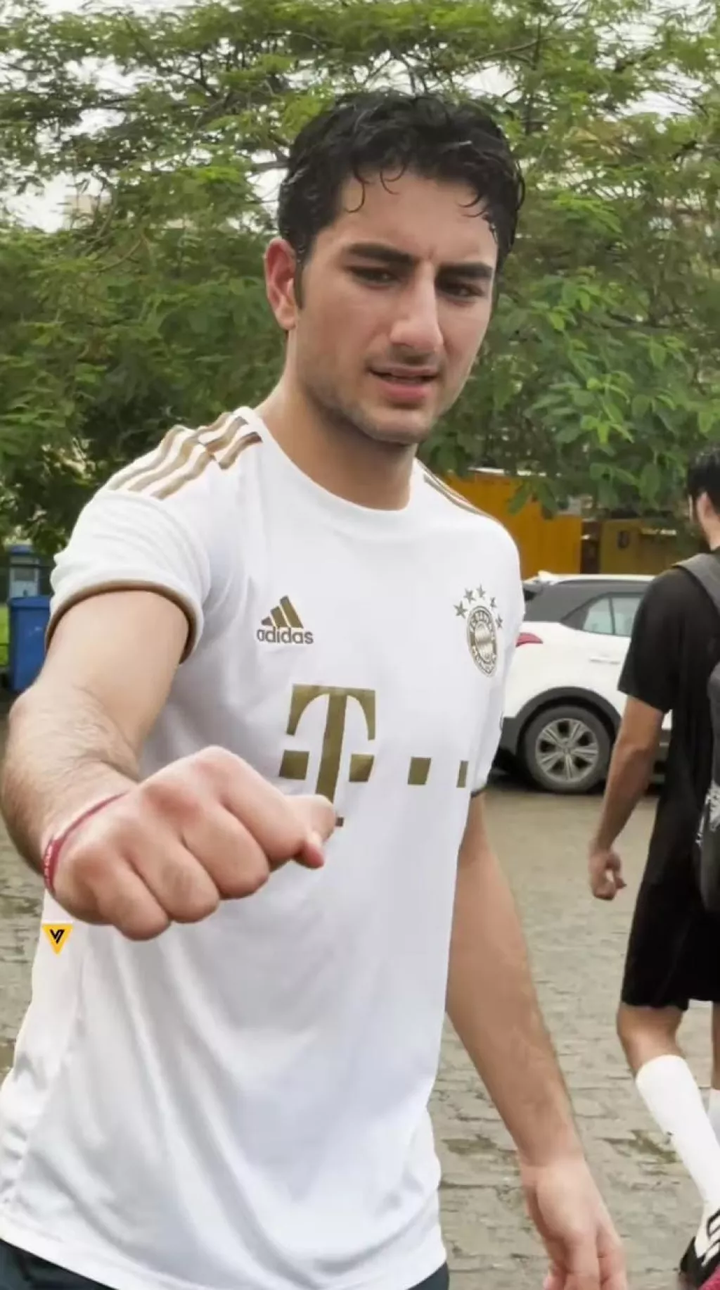 Ibrahim Ali Khan Flaunts His Chiselled Figure As He Goes Bare Chest ...