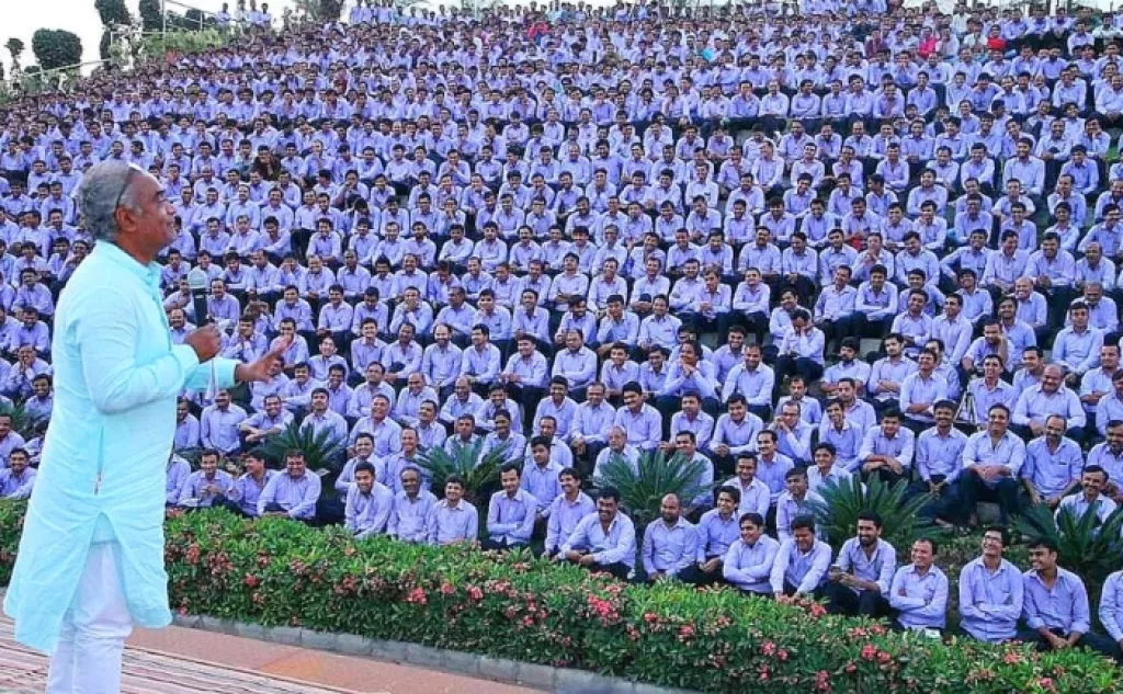 Savji Dholakia: Surat's Richest Man, Gifted Cars To Employees, Sent His ...